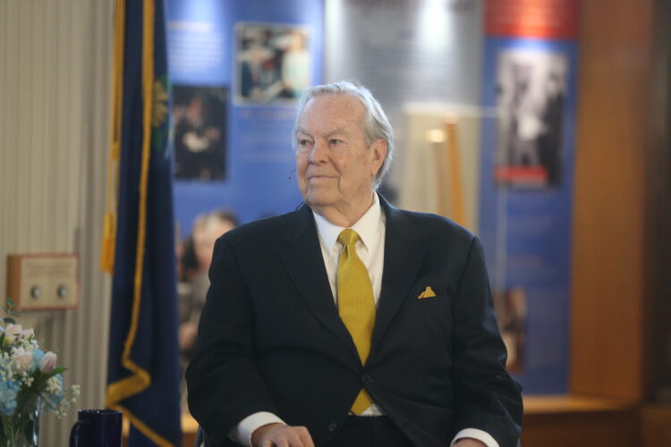 Famed anchor Bill Kurtis reflects on facts versus opinion, key moments ...